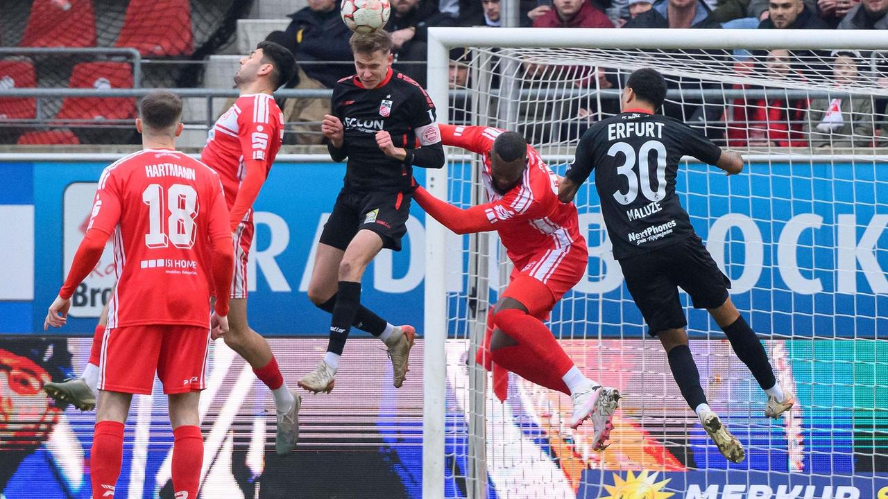 Fußball | Regionalliga: Hallescher FC gewinnt Verfolgerduell gegen ...