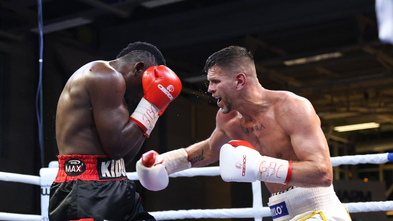 Punktesieg vor heimischer Kulisse : Saarländischer Profi-Boxer ...