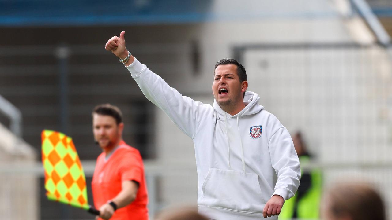 Regionalliga Südwest: Nach Sieg gegen Freiburg II: FSV Frankfurt ...