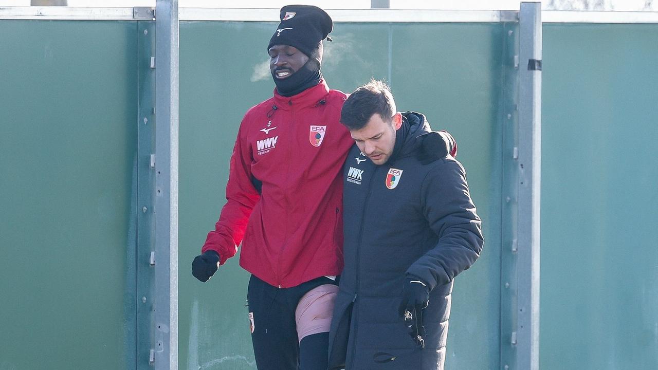 Schock für FC Augsburg: Abwehrchef Matsima droht langer Ausfall ...
