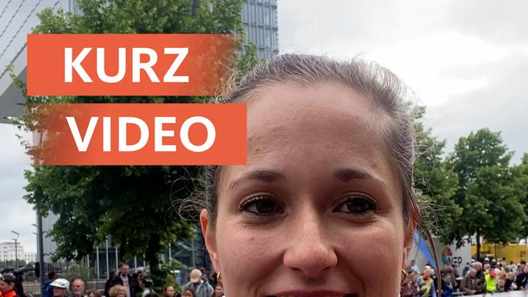 Reporterin Estella Mazur an der Strecke bei "Rund um Köln" 2025 ...
