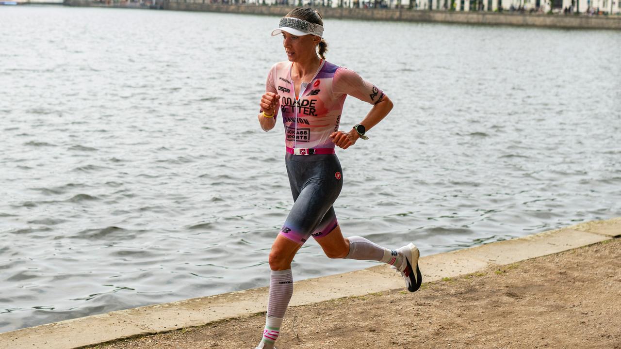 Triathlon: Laura Philipp stürmt im Regen zu Gold | sportschau.de