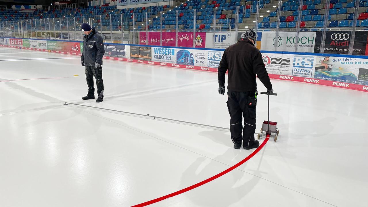 buten un binnen: 5 Millimeter pro Tag: Eisschicht in der Eisarena ...