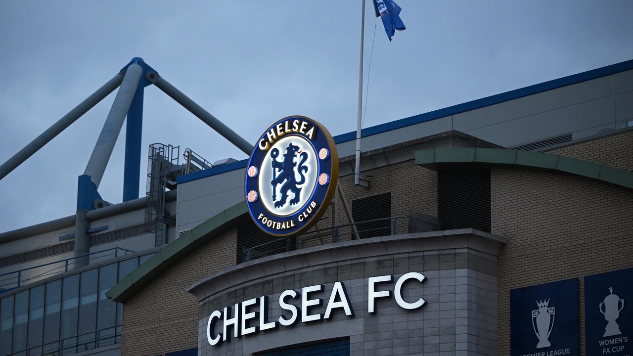Pokalspiel in Chelsea: Zuschauer stürzt vom Stadion-Oberrang ...