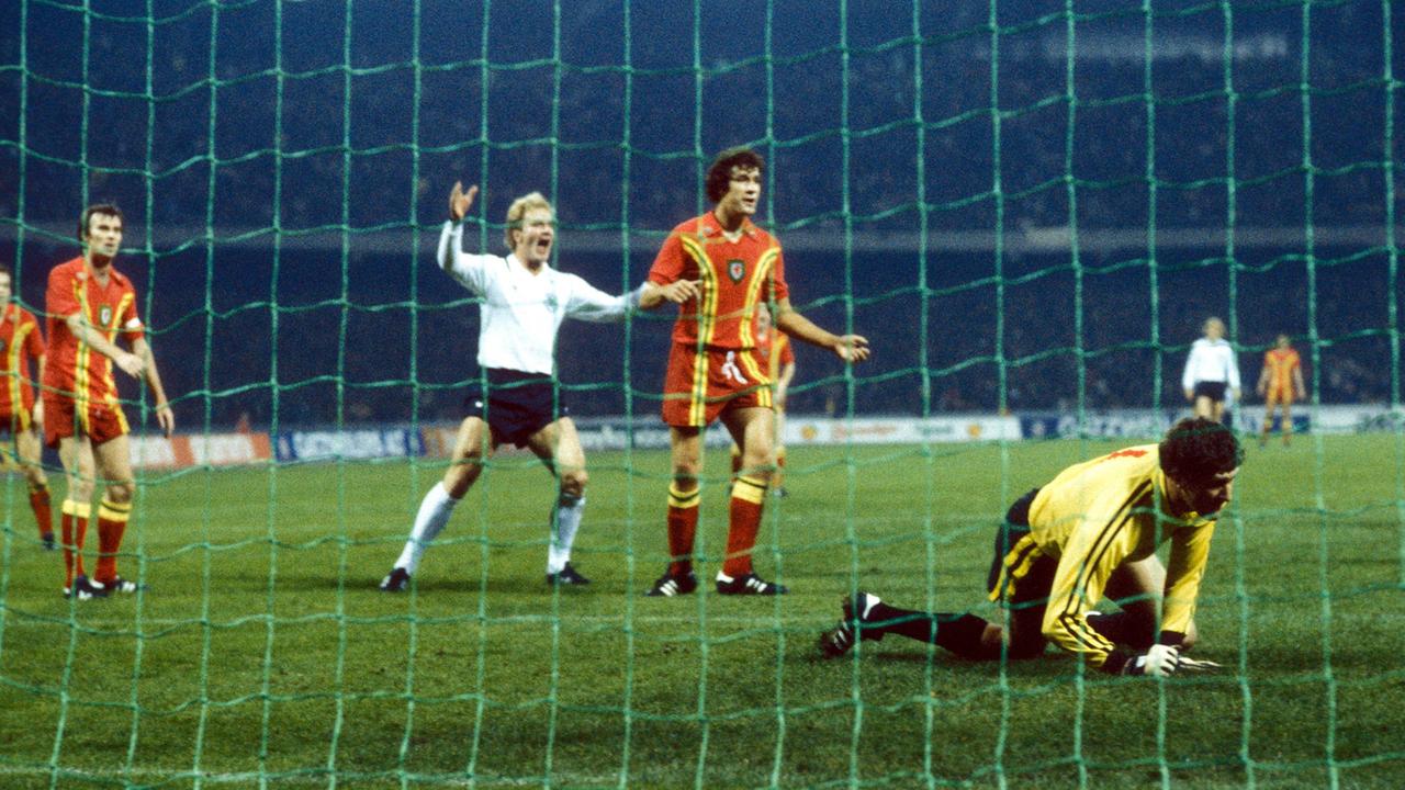 Karl-Heinz Rummenigge schießt Tor des Monats Oktober 1979 | sportschau.de