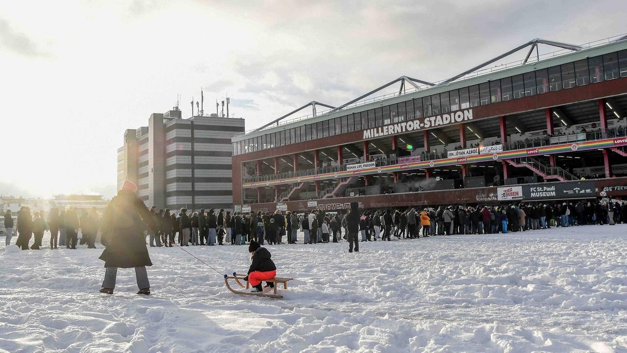 Sportblock mit Absage St. Pauli - RB Leipzig | sportschau.de