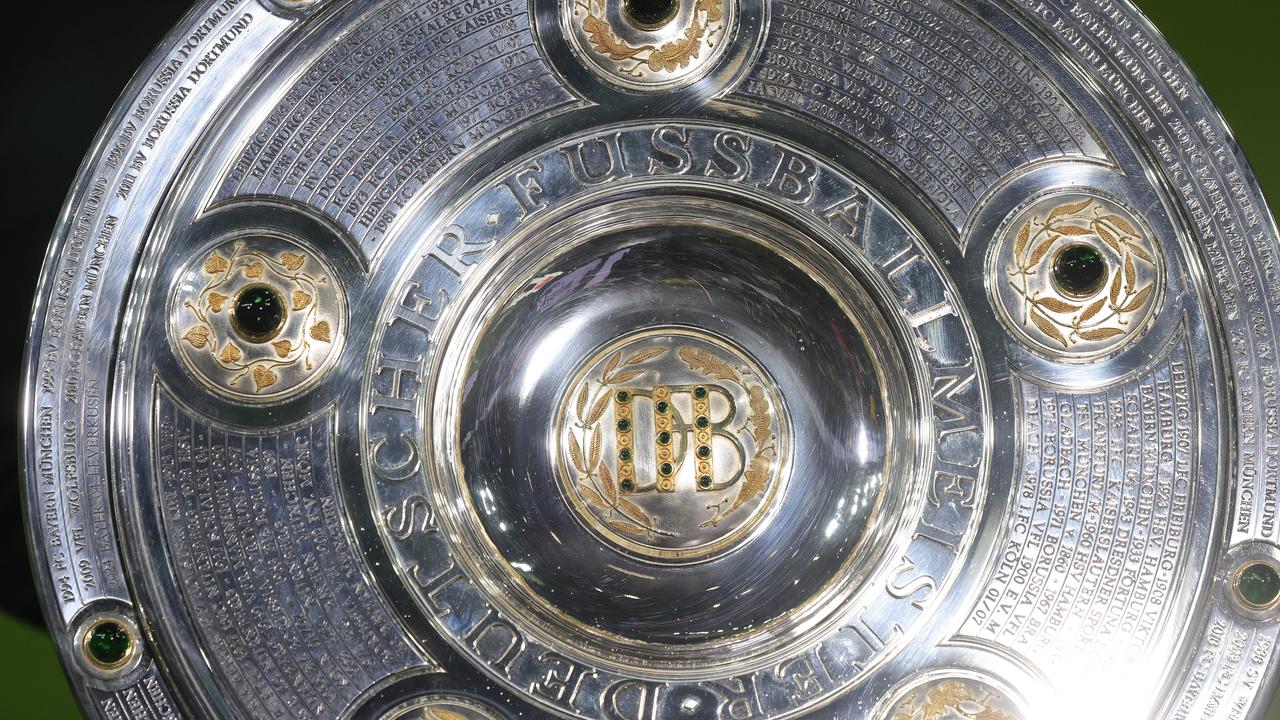 Bundesliga Meisterschale: Die Gravur auf der Meisterschale - ein Making ...