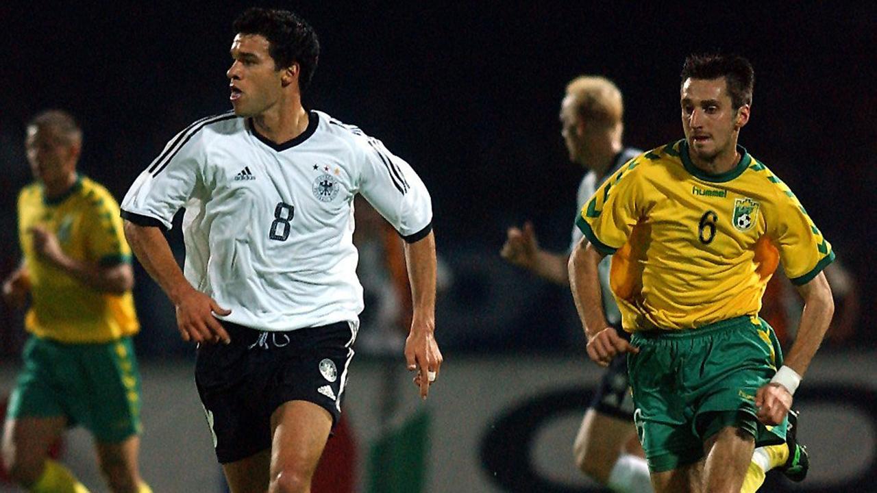Michael Ballack schießt Tor des Monats September 2002 | sportschau.de