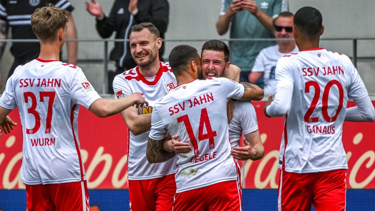 Sieg gegen Schalke 04 - Jahn Regensburg hat wieder Hoffnung | sportschau.de