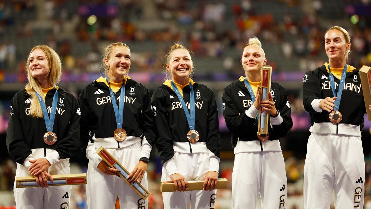 Olympia 2024 in Paris: Leichtathletik - die Siegerehrung der 4x100m-Staffel der Frauen ...