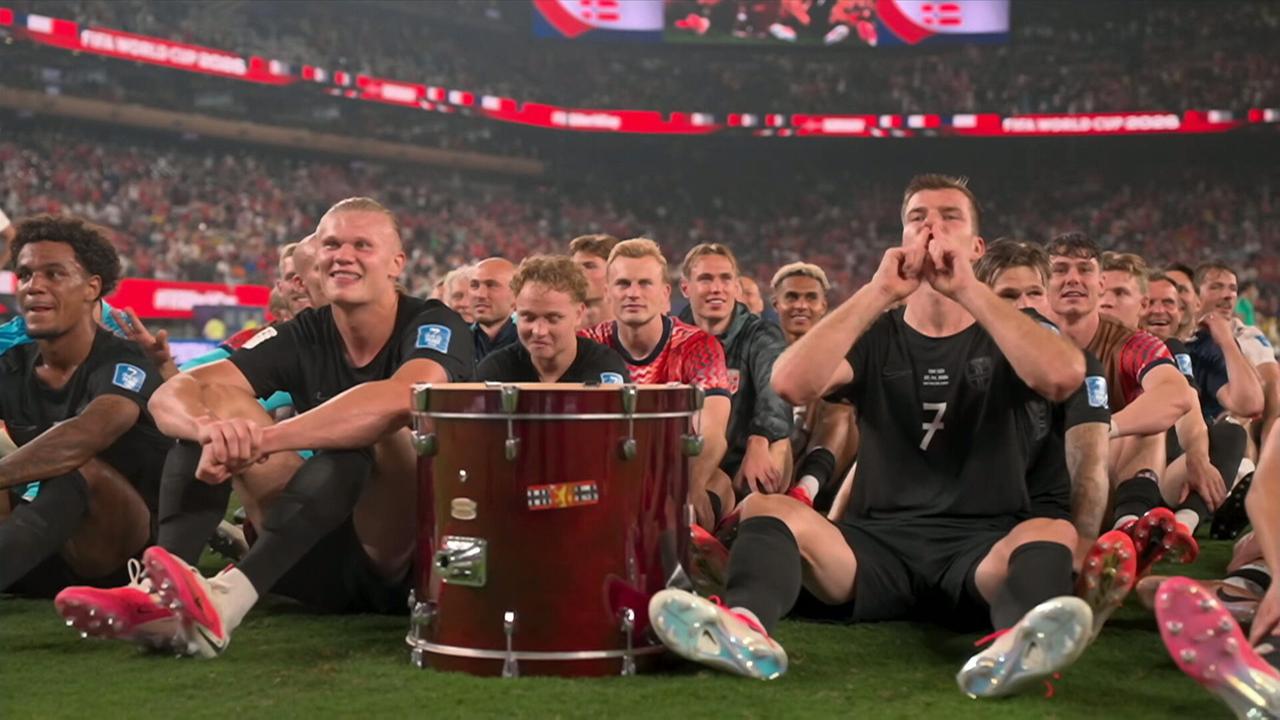 Nach Sieg gegen Senegal: Norweger rudern mit ihren Fans | sportschau.de