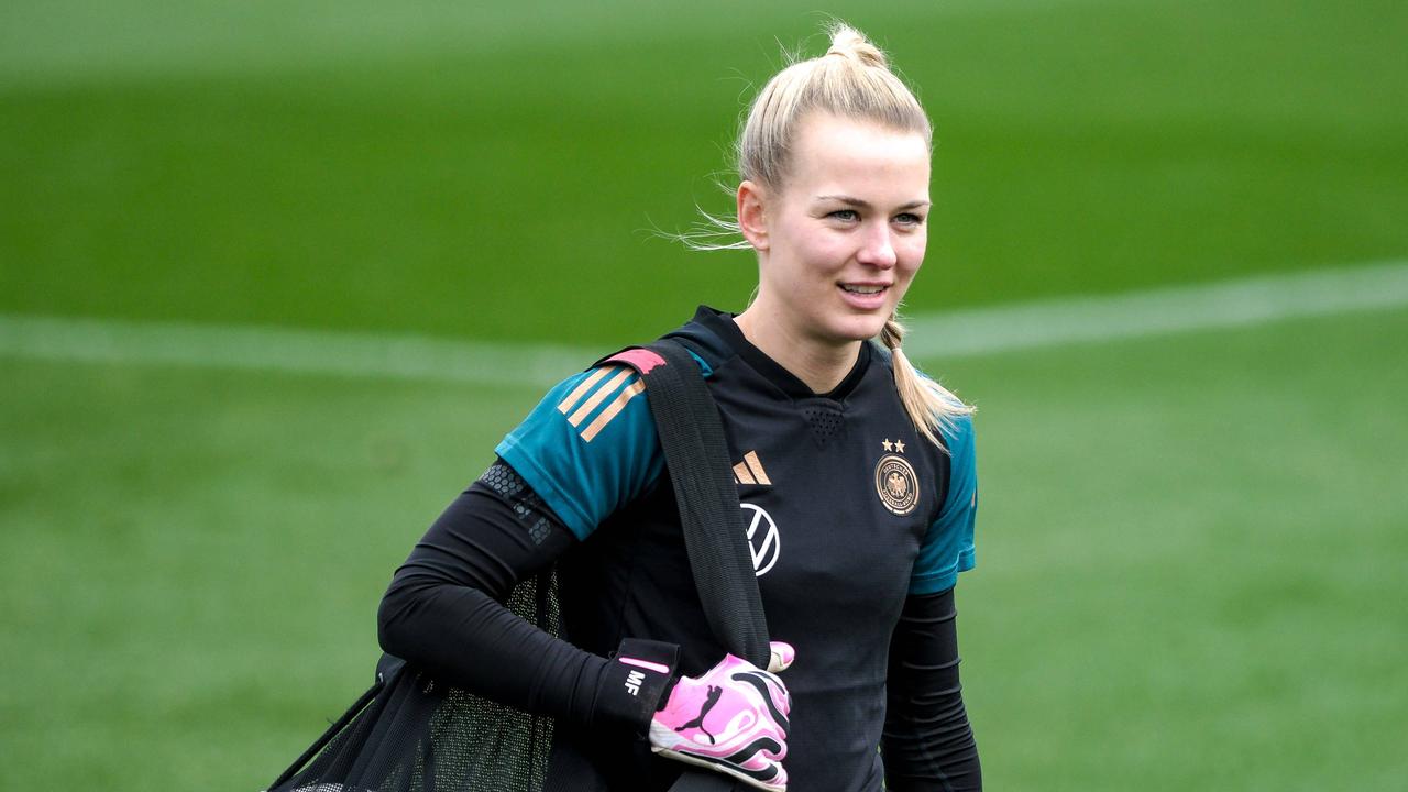 Wer folgt auf Popp?: DFB-Torhüterin Frohms zur Kapitänsfrage - "Chance ...