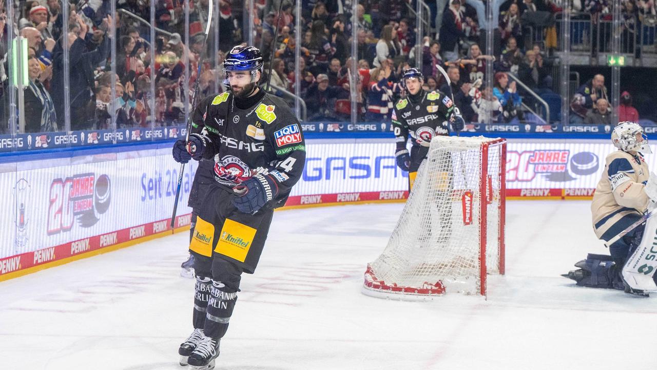 DEL: Kirk-Hattrick in fünf Minuten: Eisbären schlagen Schwenningen mit ...