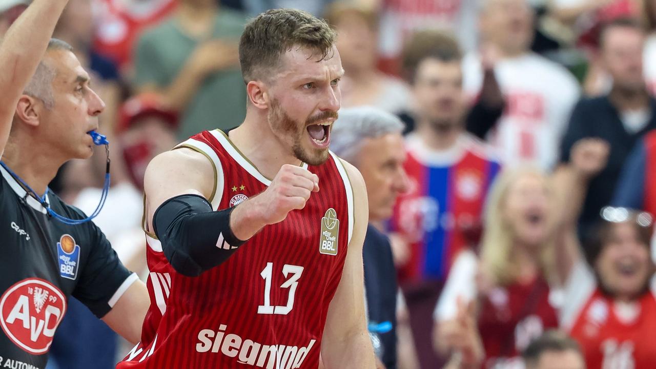 Dank Obst-Show: FCB-Basketball holt Spiel eins gegen Berlin | sportschau.de