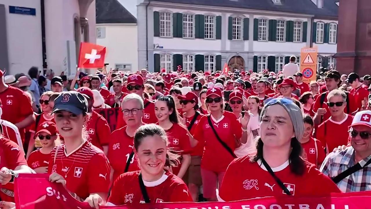 Frauen-EM 2025: "Hopp, Schwiiz!" - Der Schweizer Fanmarsch | sportschau.de