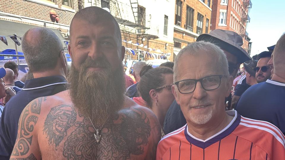 Sieg bei WM-Comeback: Schottische Fans - Im Schulbus zum Stadion ...