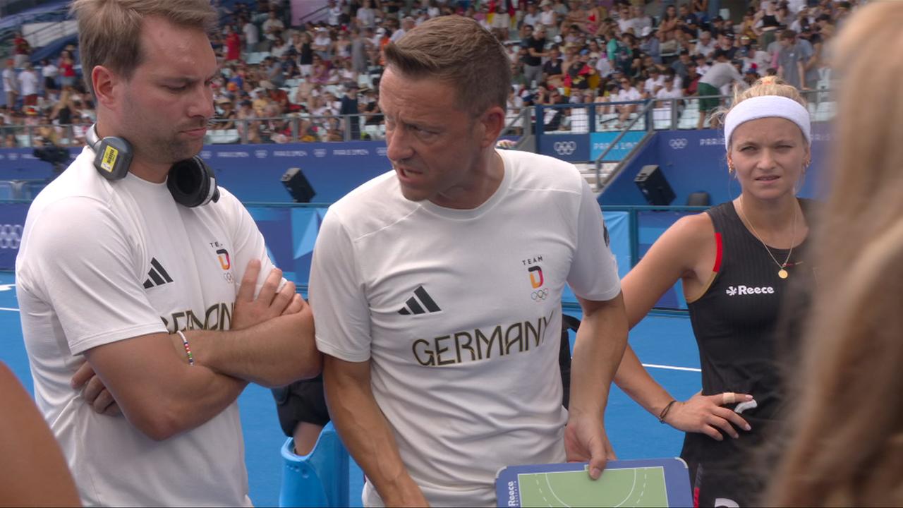 Hockey-Trainer wütend: Valentin Altenburg schreit Spielerin an | sportschau.de