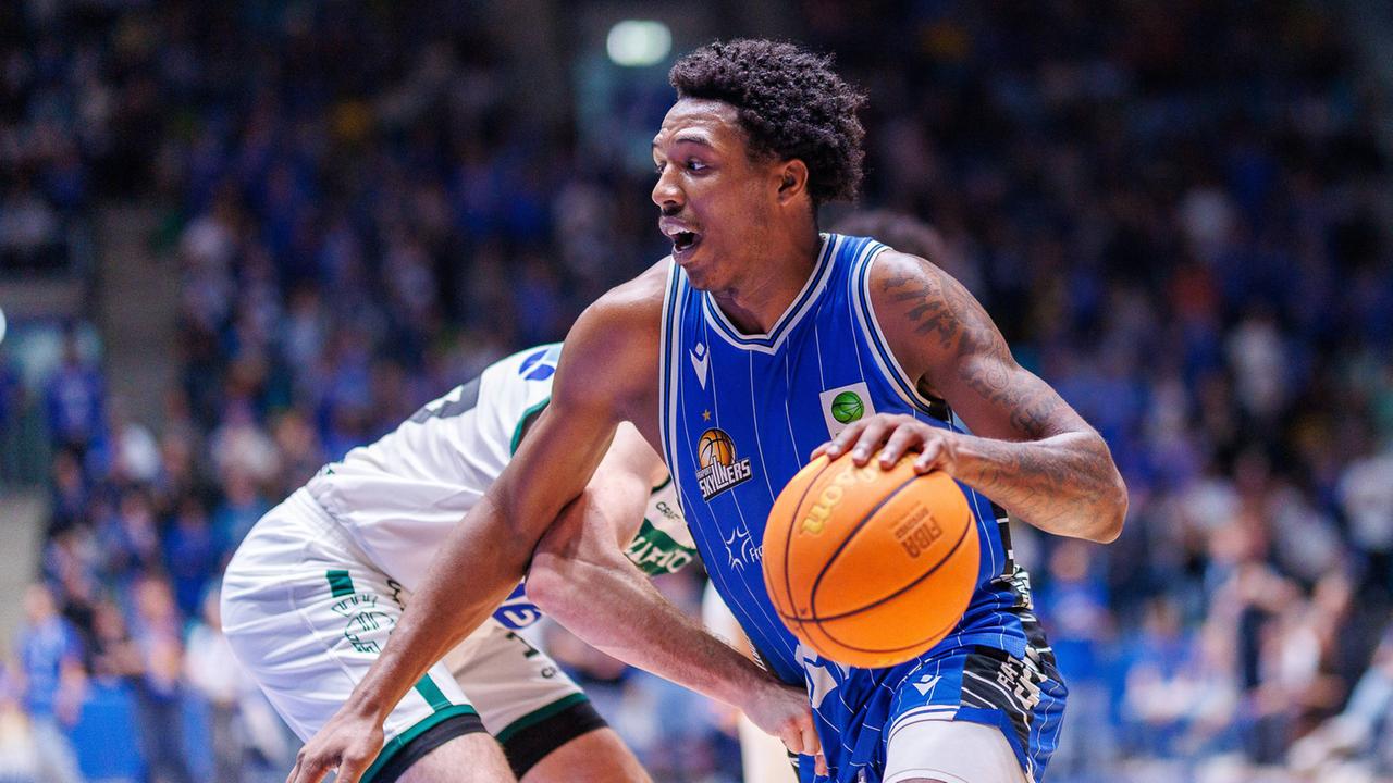 Dreier-Gala in Trier: Frankfurt Skyliners steigen in die Basketball ...