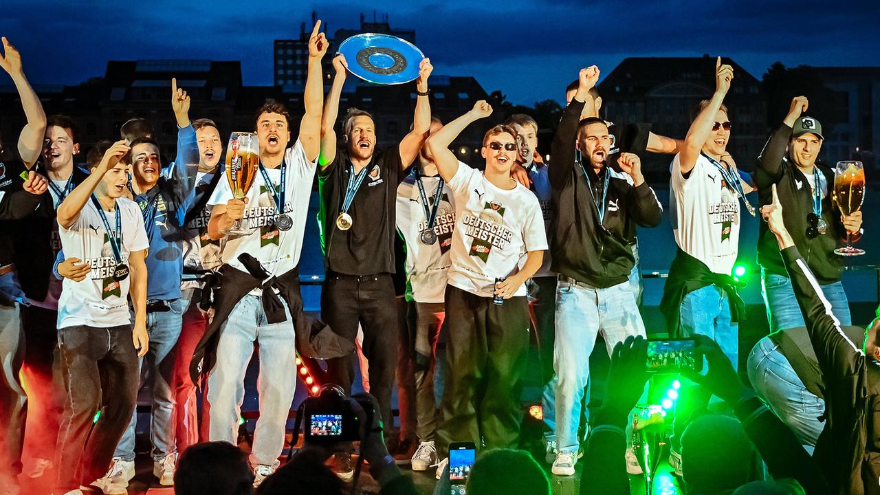 Handball-Bundesliga: Füchse Berlin feiern wilde Party nach erstem ...