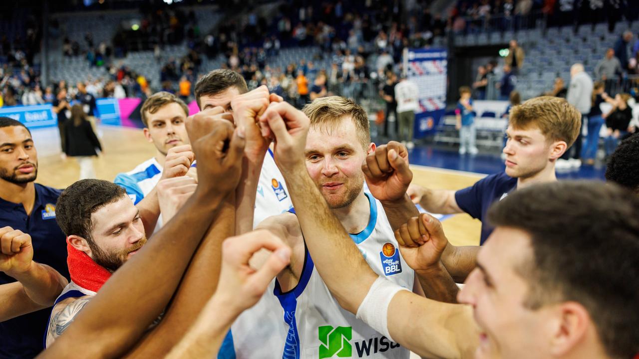 Basketball-Bundesliga: Skyliners Frankfurt feiern Zitter-Sieg zum ...