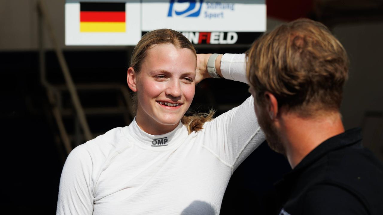 F1 Academy: Deutsches Talent Paatz erhält Vertrag bei Aston Martin ...