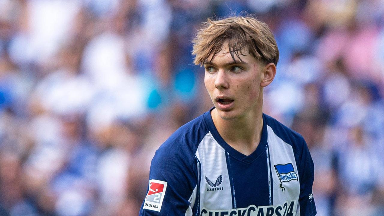 Fußball: Herthas Kennet Eichhorn feiert Debüt als jüngster ...