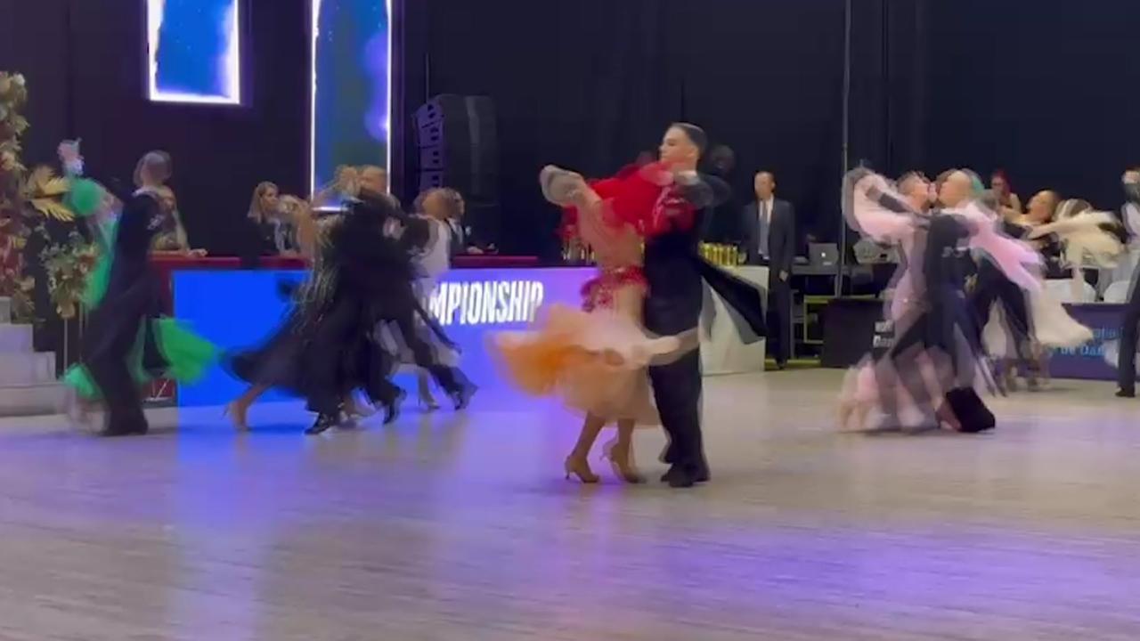 Auftakt der Standard-WM: 15-jähriges Bremer Paar mit Wiener Walzer | sportschau.de