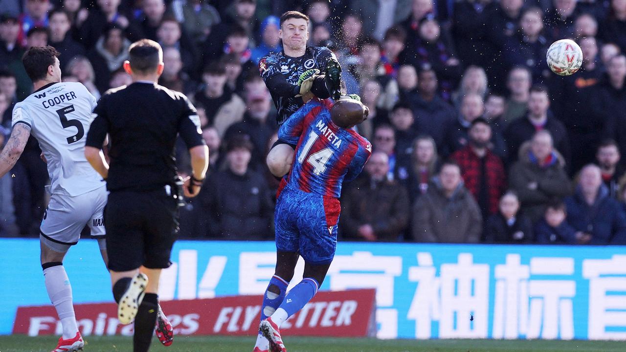 Brutales Foul im FA Cup: Mateta aus Krankenhaus entlassen | sportschau.de