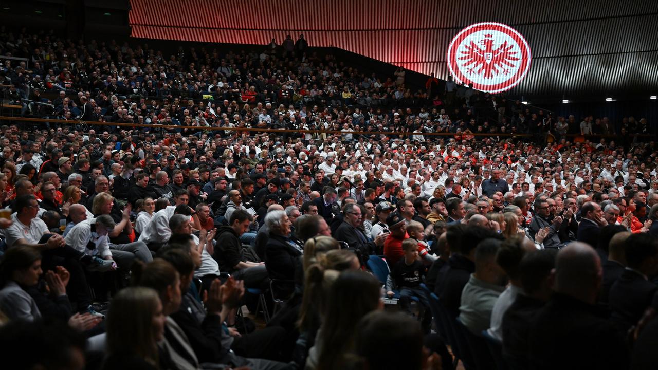 Veranstaltung in der Jahrhunderthalle: Eintracht Frankfurt mit Krise ...