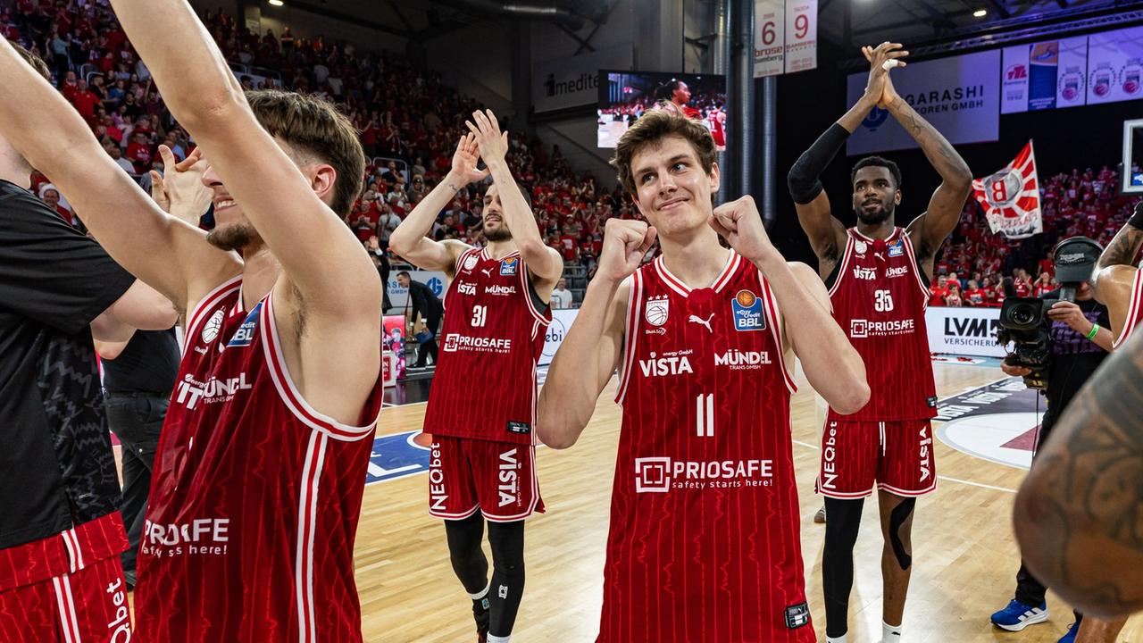 Final-Hoffnung lebt: Bamberg erzwingt Spiel fünf gegen Berlin ...