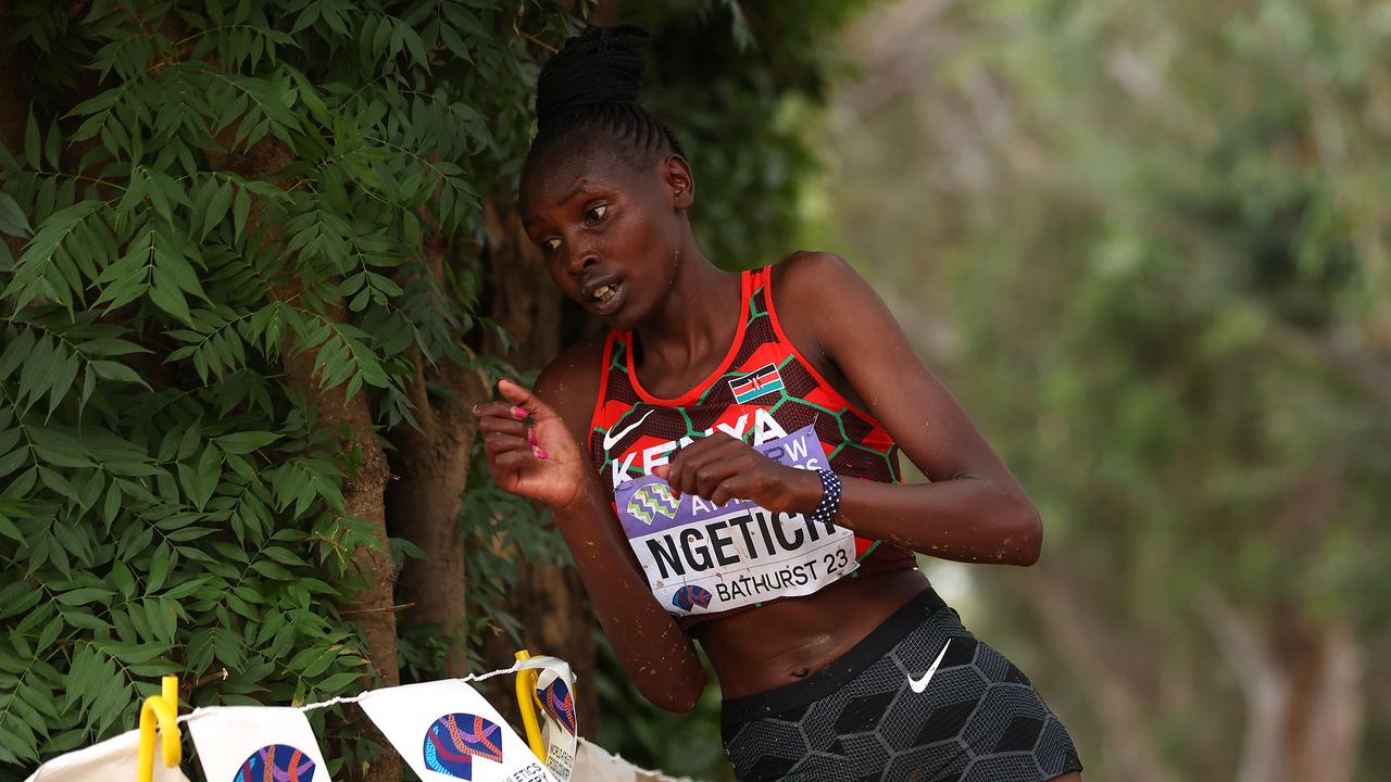 Leichtathletik: Ngetich läuft Weltrekord - der Zieleinlauf im Video ...