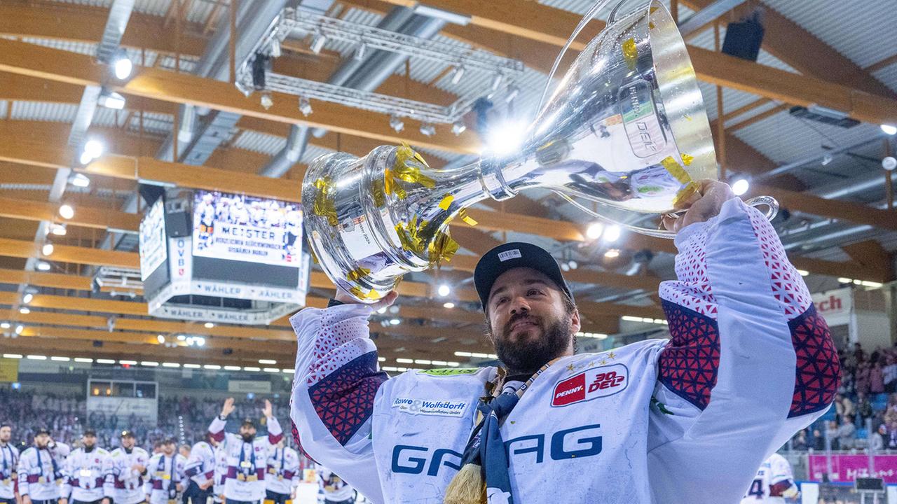 Eishockey-Meister: Eishockey-Meister: Goalie Jake Hildebrand bleibt bei ...
