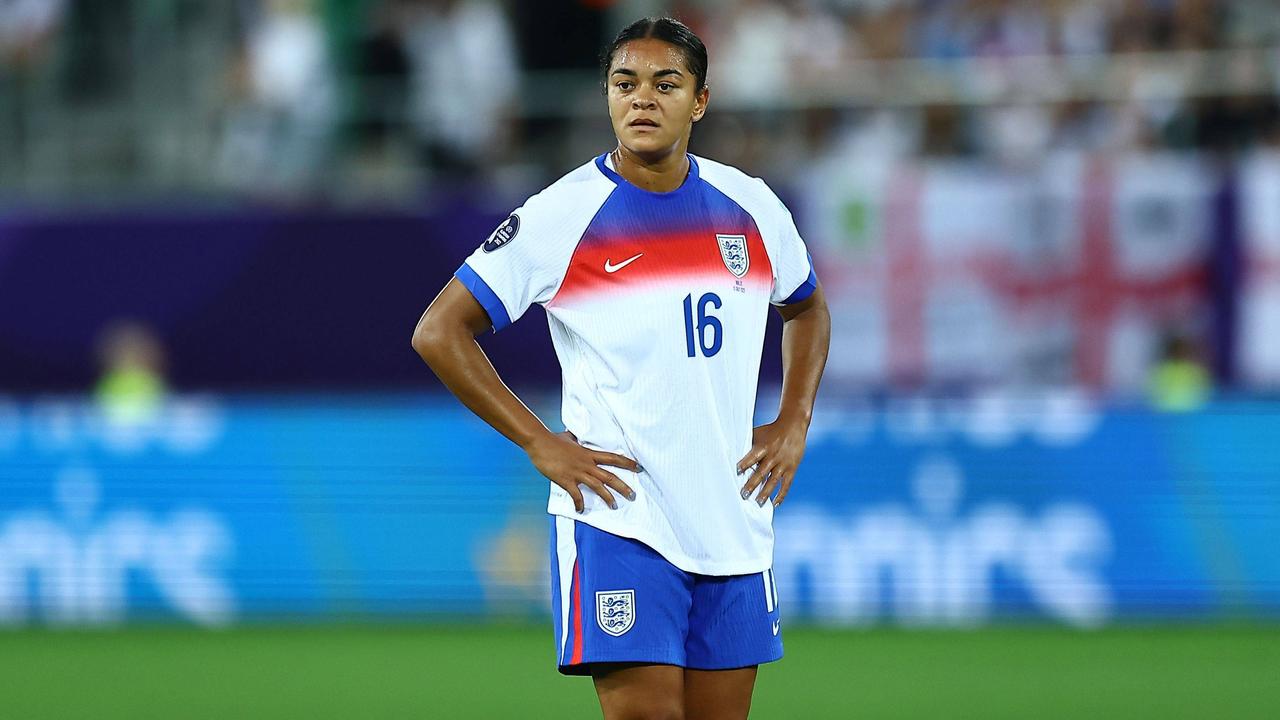 Englands Nationalspielerin Jess Carter rassistisch beleidigt ...